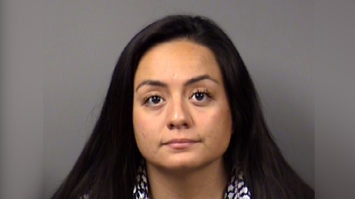 Acusan a oficial de golpear a sospechoso mientras estaba esposado ...