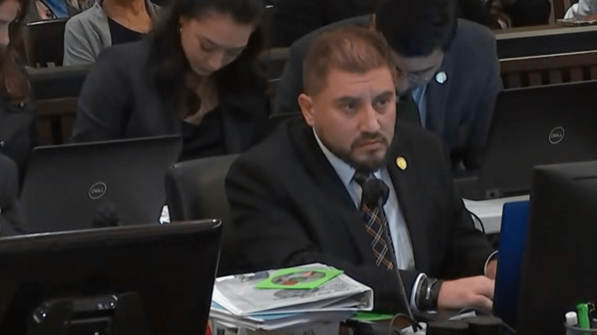 Renuncia Joshua Dávila, ayudante del fiscal del condado Webb en medio ...