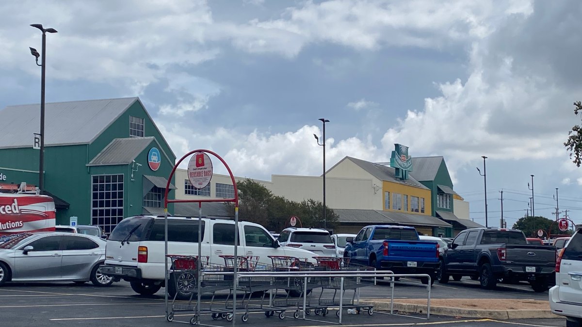 Disparan dentro de un H-E-B al oeste de San Antonio, según la policía ...
