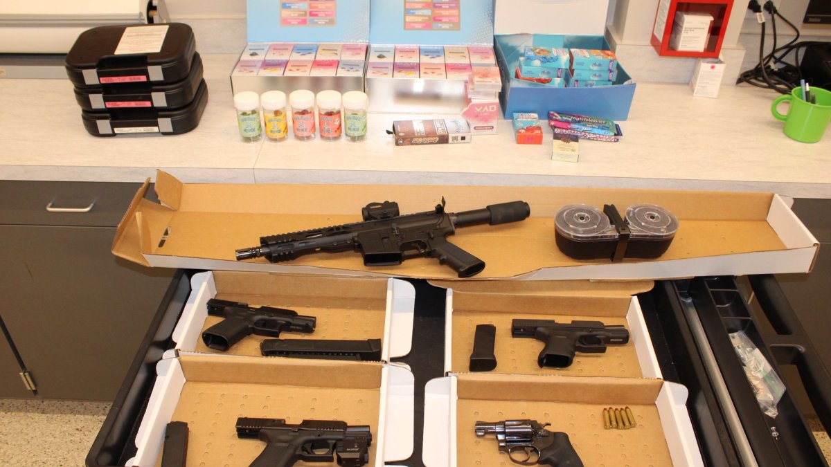 Encuentra pistolas, un rifle de asalto y drogas en una vivienda ...